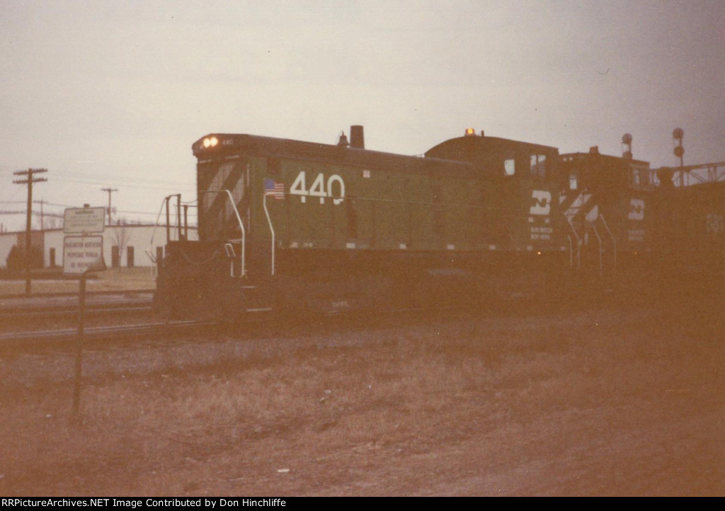 BN 440 - SW 1000 - Aurora IL - Eola Yard - 12-28-1992